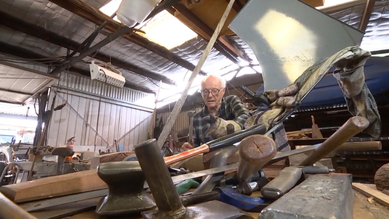 Meet the 100-Year-Old Legend Who Still Restores Classic Cars – Toppermost